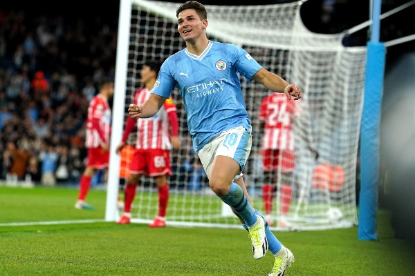 Barca tính thay Lewandowski bằng sao trẻ Man City