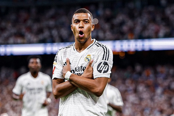 Em trai Mbappe được tập luyện cùng đội một PSG